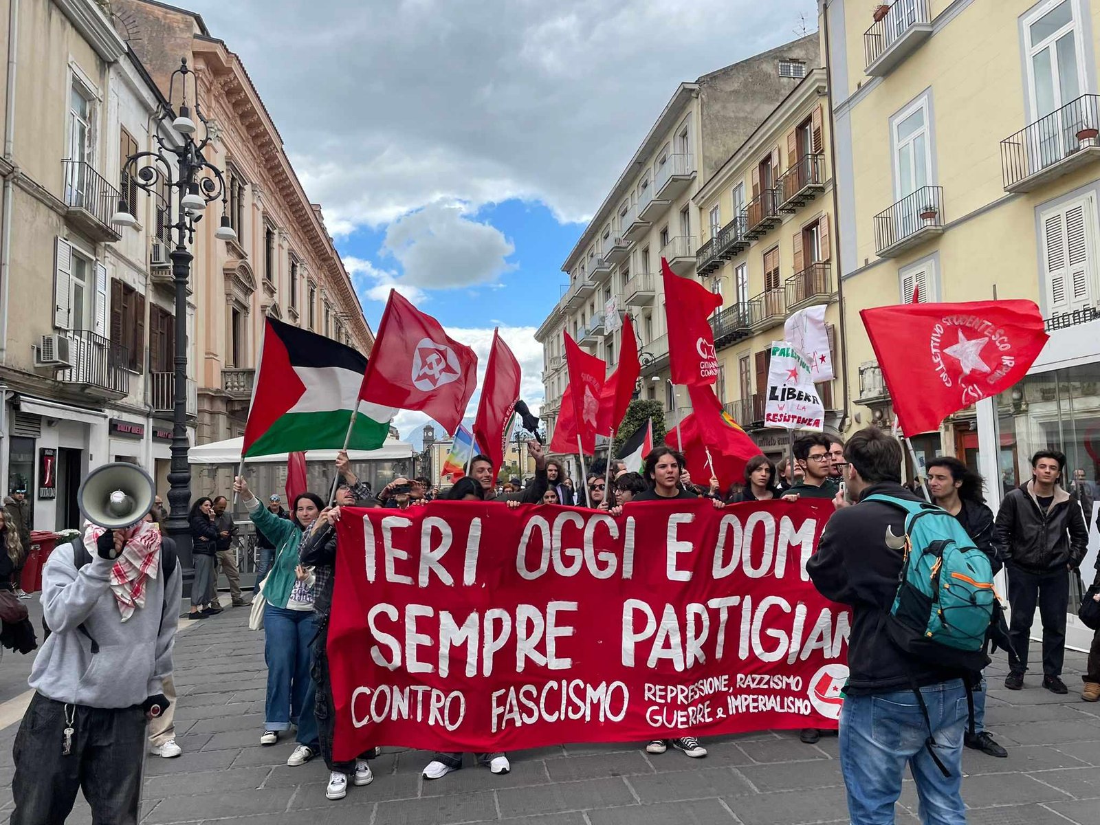 “Ieri, oggi e domani, partigiani”, il corteo del Collettivo studentesco ...